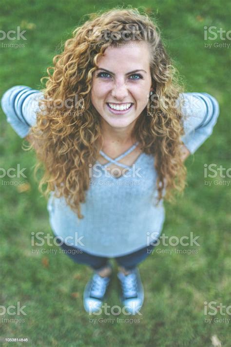 공공 공원에서 젊은 성인 매력적인 여성 대학 학생 이른가 재미 20 29세에 대한 스톡 사진 및 기타 이미지 20 29세 Z세대 가을 Istock