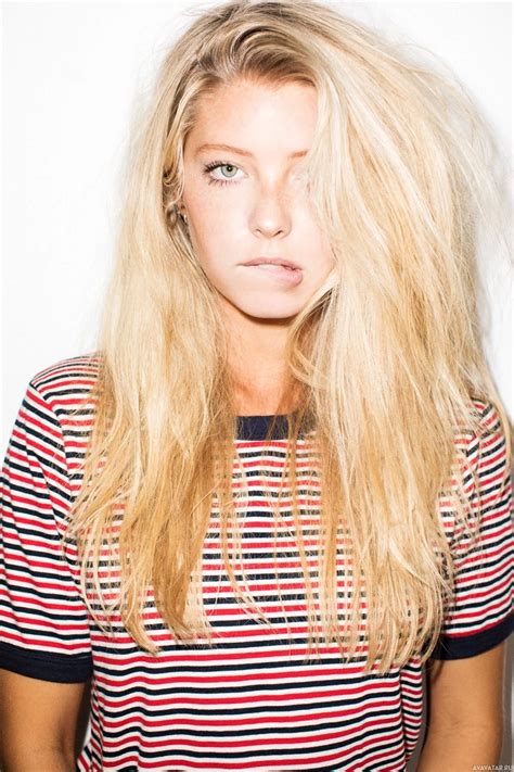 Девушка с длинными прямыми светлыми волосами Скачать фото на аву девушки блондинки Girl