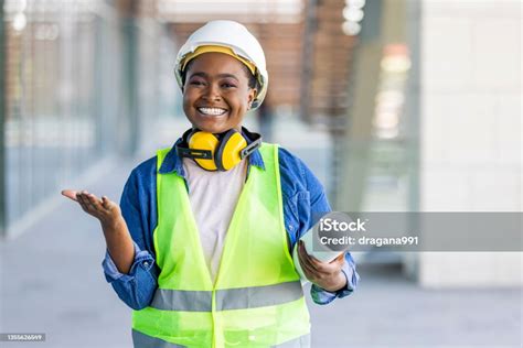 복사 공간이있는 카메라를보고 건물 현장에서 여성 엔지니어의 초상화 토목 공학에 대한 스톡 사진 및 기타 이미지 토목 공학