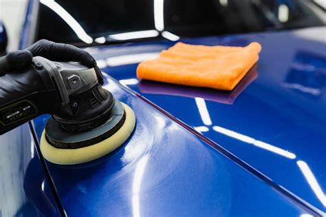 흠집을 제거하기위한 궤도 연마기로 자동차 연마 자동차 용 최종 연마를 만드는 자동차 서비스를 자세히 설명하는 작업자 닦기에 대한 스톡 사진 및 기타 이미지 Istock