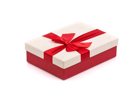 백색과 빨강 새 해 또는 크리스마스 휴가 개념에 대 한 레드 리본으로 상자 선물 스튜디오 촬영 하 고 흰색 절연 0명에 대한
