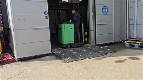 창고턱 지게차경사로 변형된 철판 제거후 고무차량진입판 롱1300 높이110 설치시공문의 ☎️ 010 5664 3640 코스만경사로 전문시공 Youtube