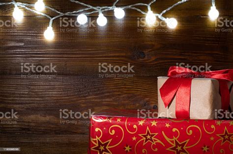 나무 배경 복사 공간을 통해 크리스마스 선물 상자와 조명 0명에 대한 스톡 사진 및 기타 이미지 0명 12월 개념 Istock