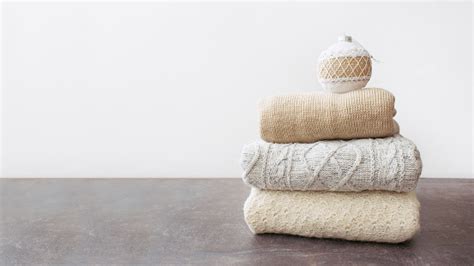 밝은 배경에 나무 테이블에 크리스마스 장식 및 장난감 눈사람으로 따뜻한 니트 스웨터의 더미 아늑한 겨울 복사 공간을 모의 배경 옷 0명에 대한 스톡 사진 및 기타 이미지