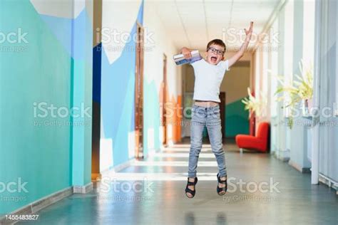 학교 개념으로 돌아갑니다 수업 시간에 학교 아이 녹색 칠판에 대한 행복한 아이 교실에서 똑똑한 아이 아이디어와 교육 개념 교육에 대한 스톡 사진 및 기타 이미지 Istock