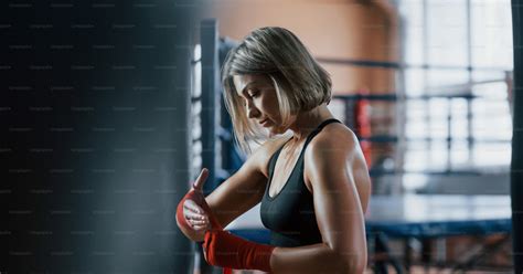 프로 스포츠맨 체육관에서 복싱 운동을 준비하십시오 성인 금발 사진 Unsplash의 킥복싱 이미지