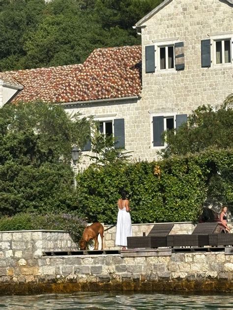 Elena Karaman Karić Se Ponovo Sunča Na Pontu Ispred Kuće U Ljutoj