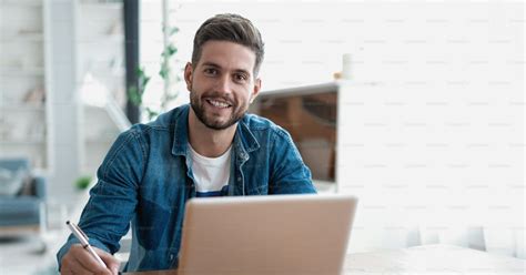 쾌활한 블로거 집에서 인터넷을 사용하여 온라인으로 노트북으로 작업하는 잘생긴 현대 남성 디자이너 사진 Unsplash의 무선 기술 이미지