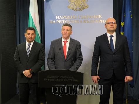 Изгонени от Възраждане оттеглиха подписите си от жалба в КС