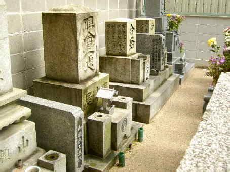 2b113c 西蓮寺の被爆した墓石
