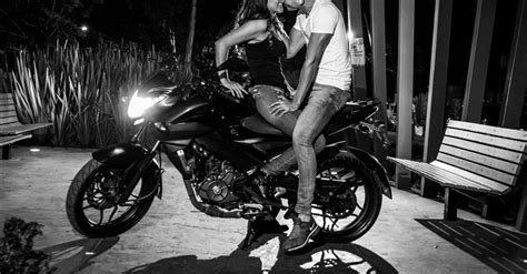 Seks Op Motorkap Zijn Vingers Glijden Heerlijk In En Uit Me Seks Op Motorkap Zijn Vingers Glijden Heerlijk In En Uit Me