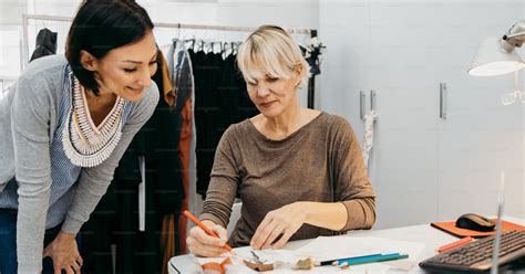 패션 스튜디오에서 일하는 두 명의 전문 디자이너 창조적 인 사람들 개념입니다 사진 Unsplash의 비즈니스 금융 및 산업 이미지