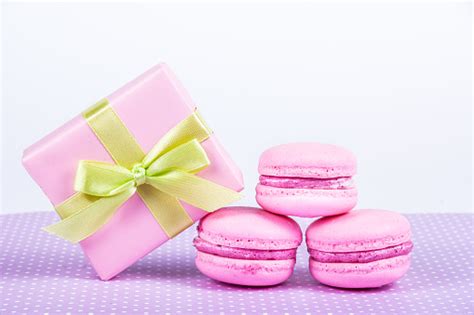 핑크 마카롱 그리고 선물 상자입니다 흰색 바탕에 아몬드 마 카 롱 쿠키입니다 공간 복사 0명에 대한 스톡 사진 및 기타 이미지 0명 공휴일 나비매듭 Istock