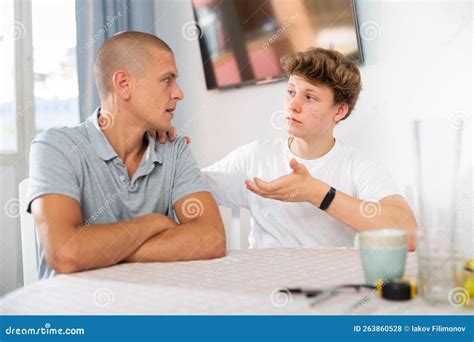 Papa Und Teenager Stockfoto Bild Von Sohn Kommunikation 263860528