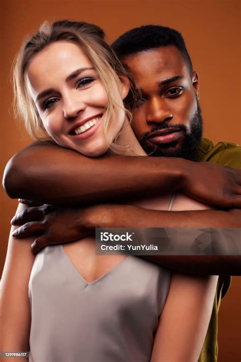 갈색 배경 라이프 스타일 사람들 개념에 민감한 포즈 함께 예쁜 커플 다양한 인종 갈색에 대한 스톡 사진 및 기타 이미지 갈색