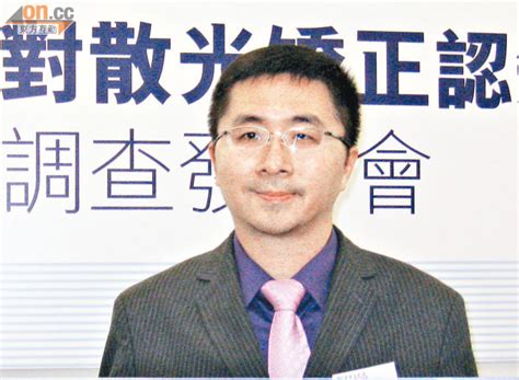 醫健夜視迷矇 睇書跳行 東方日報