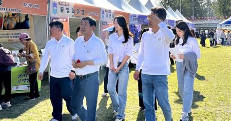 청바지·흰티셔츠 입고 젊음 만끽