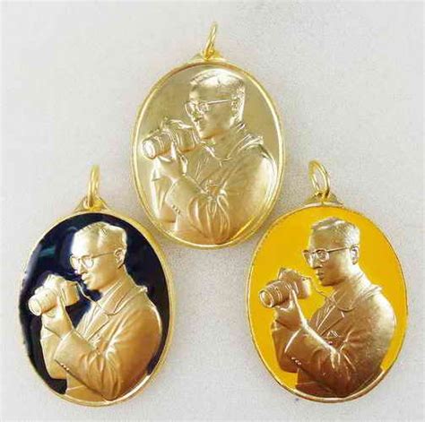 เหรียญที่ระลึกเฉลิมพระชนมพรรษาในหลวงครบ 6 รอบ ในหลวงทรงกล้อง สำนักนายกรัฐมนตรีจัดสร้าง พ ศ