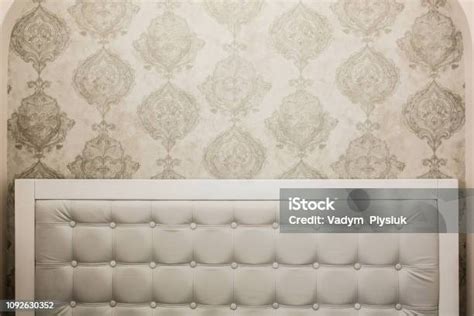 침실에 대 한 호텔 인테리어 디자인 아이디어에서 방에 침대의 침대 머리 벽의 베이지색 파스텔 색깔입니다 패턴으로 멋진 배경 배경 화면입니다 헤드보드에 대한 스톡 사진 및