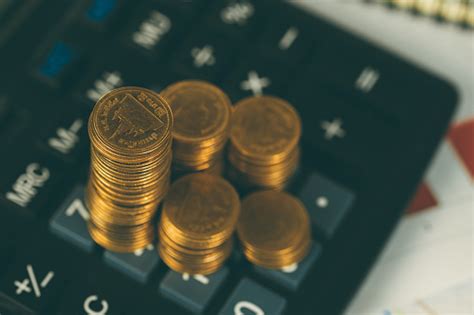 동전 스택 그리고 작업 테이블 사업 비전 및 금융 분석 개념 계획에 계산기와 재무 그래프 종이 시트 개념에 대한 스톡 사진 및 기타 이미지 Istock