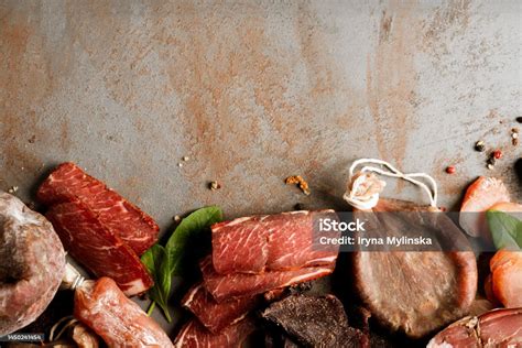 복사 공간이 있는 콘크리트 테이블 배경 위에 경화된 고기 간식 훈제 고기 조미료를 곁들인 마른 소시지샤퀴테리 플레이트 전통 공예 전채 요리 건조 식품에 대한 스톡 사진 및