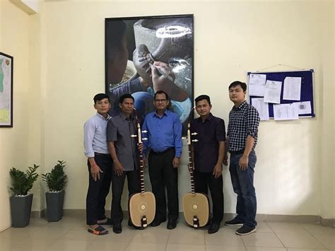 ក្រសួងវប្បធម៌និងវិចិត្រសិល្បៈ បានប្រគល់ចាប៉ីដងវែងជូនអ្នកសិល្បៈផ្នែកចាប៉ីដងវែងពីររូប នគរដ្រេហ្គន