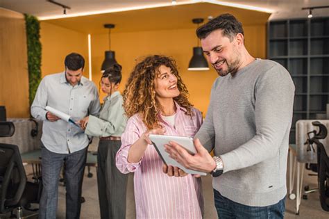 사무실에 서서 디지털 태블릿과 클립보드에서 사업 계획을 분석하는 여성 및 남성 동료 기업 문화에 대한 스톡 사진 및 기타 이미지 기업 문화 기업 비즈니스 기업 재무와