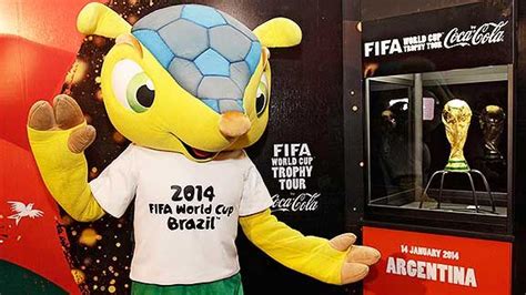 Héroes O Villanos De Peluche Y Cartón Mascota Del Mundial Copa Del