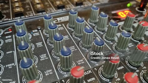사운드 믹서 조명 버튼 페이더 및 슬라이더가있는 전문 오디오 믹싱 콘솔 선택적 초점이 있는 배경입니다 녹음 장비에 대한 스톡 사진 및 기타 이미지 Istock