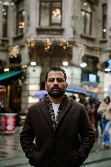 거리 건축 걷고 있는 겨울 기록한 것 나이트 라이프 남자 도시 도시의 도시의 삶 랜턴 문화 밤 배경을 흐리게 불빛 비 비 내리는 비즈니스