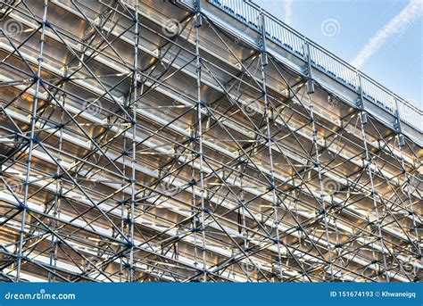 Scaffold Frame With Five External Symmetric Temporary Work Platforms