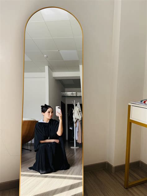 Жүжигчин Өөрийн дуртай хувцасаа өмсөж гялалзаж явсан нэгнийг өөртөө итгэлгүй энгийн нэгэн