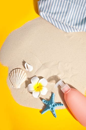 여름 해변 여행 휴가 휴가 개념 자외선 차단제 불가사리 플루메리아 프랑기파니 모래 에 조개 껍질튜브 맨 위 보기입니다 공간을 복사합니다 모래에 대한 스톡 사진 및 기타