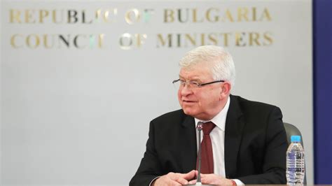 Здравният министър издаде 4 заповеди с които въвежда конкретни противоепидемични мерки на