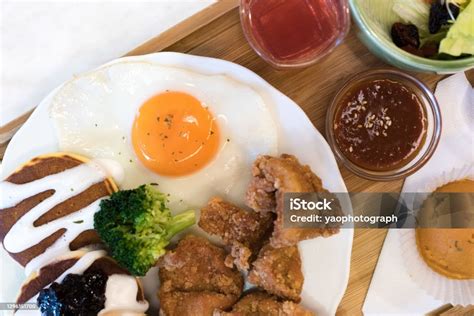 클래식 미국 아침 식사 프라이드 치킨 팬케이크 와플 계란 튀김 과일에 대한 스톡 사진 및 기타 이미지 과일 굽기 달걀 Istock