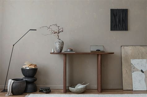 모형 포스터 프레임 나무 콘솔 램프 등나무 안락 의자 둥근 베개 가지가 있는 꽃병 개인 액세서리가 있는 따뜻하고 아늑한 거실 인테리어 구성 가정 장식 템플렛 0명에 대한