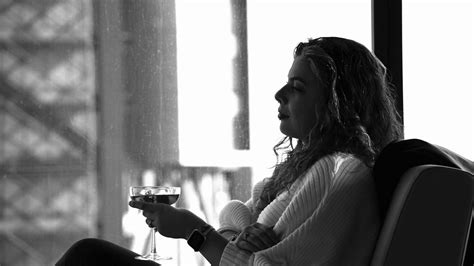 검정색과 흰색 고요한 곱슬머리 관찰 그레이스케일 내성적 인 레저 매우 복잡한 명상 적 미니멀리스트 반사 비 성인 수심에 잠긴 스타일리시한 시크한