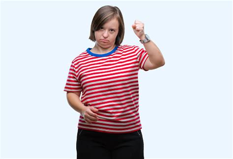 분노와 좌절과 분노와 함께 외치는 동안 분노 주먹 올리는 미친 격리 된 배경 위에 다운 증후군 젊은 성인 여자 분노와 공격적 개념 감정에 대한 스톡 사진 및 기타 이미지