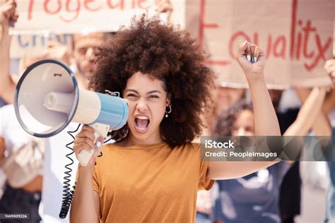 화난 확성기와 흑인 여성이 이란에서 인권을 위한 시위를 이끌고 있다 폭동에서 정의와 평등을 위해 마이크와 사람들의 그룹과 이야기하는 좌절한 소녀의 초상화 여성의 권리에 대한