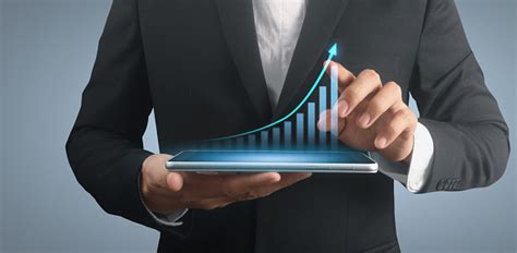 사업가 계획 그래프 성장 증가 차트 긍정적 인 지표의 그의 사업에 손에 태블릿 개념에 대한 스톡 사진 및 기타 이미지 개념 금융 남자 Istock