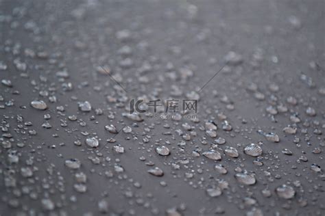 水滴在灰色的织物 这是一个防水 疏水性 防水 纺织品用窄聚焦深度制作的图片 高清摄影大图 千库网