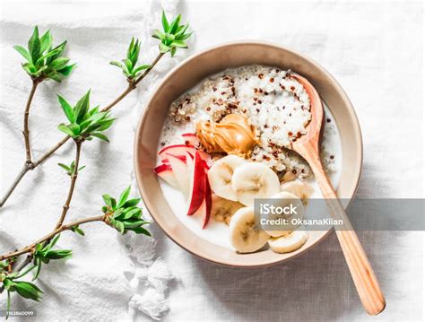 퀴 노아 코코넛 밀크 바나나 사과 땅콩 버터 죽에 밝은 배경 평면도 맛 있는 다이어트 채식 아침 식사 또는 간식 죽에 대한 스톡 사진 및 기타 이미지 Istock
