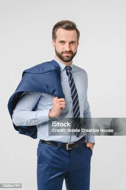 백인 성공적인 젊은 사업가 의 수직 초상화 는 흰색 배경에 고립 된 카메라를보고 공식 정장에 은행 직원 프리랜서 노동자 25 29세에 대한 스톡 사진 및 기타 이미지