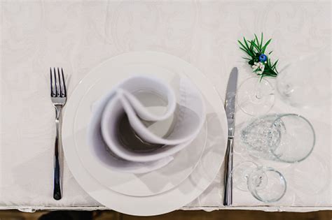 서빙 테이블 설정 2 개의 접시와 은제품 칼 린넨 냅킨 및 분기 녹색 웨딩 테이블 장식입니다 아트 워크 평평한 평신도 상단 보기 닫아 0명에 대한 스톡 사진 및 기타 이미지