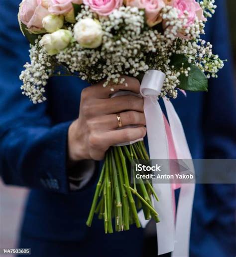 하얀 웨딩 드레스를 입은 신부는 흰 꽃의 꽃다발모란 장미를 들고 있습니다 결혼식 신부와 신랑 섬세한 환영 꽃다발 나뭇잎과 결혼식의 아름다운 장식 2명에 대한 스톡 사진 및