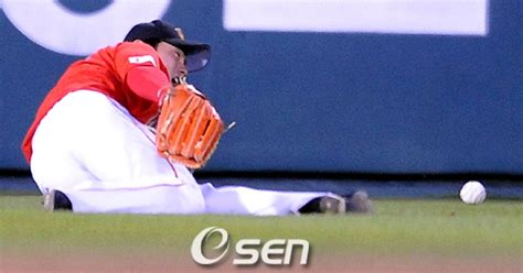 [사진]박재상 아~ 잡을 수 있었는데