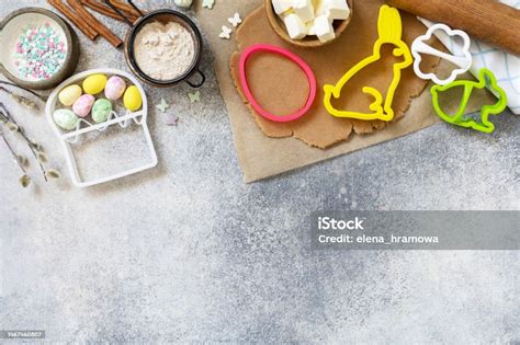 부활절 베이킹 재료 배경 돌 테이블에서 굽기 위한 밀가루 계란 우유 설탕 버터 및 주방 용품 위에서 본 모습 공간을 복사합니다 0명에 대한 스톡 사진 및 기타 이미지