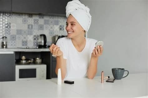 خرید و قیمت دانلود تصویر باکیفیت دختر زیبا در حال میکاپ کردن در