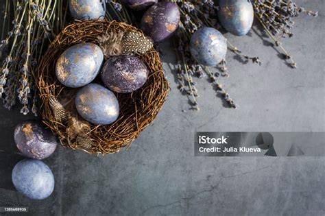 텍스트에 대한 장소의 사본이있는 부활절 카드 어두운 배경에 라벤더와 보라색 파란색과 황금 계란 2022년의 보라색 색조 트렌드는 매우 관련이 있습니다 천연 염료 카르케이드