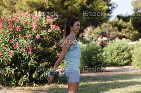 아침 공원에서 요가를 하는 예쁜 여자 건강한 라이프 스타일 야외 개념 스포츠 가냘픈에 대한 스톡 사진 및 기타 이미지 가냘픈 건강한 생활방식 균형 Istock